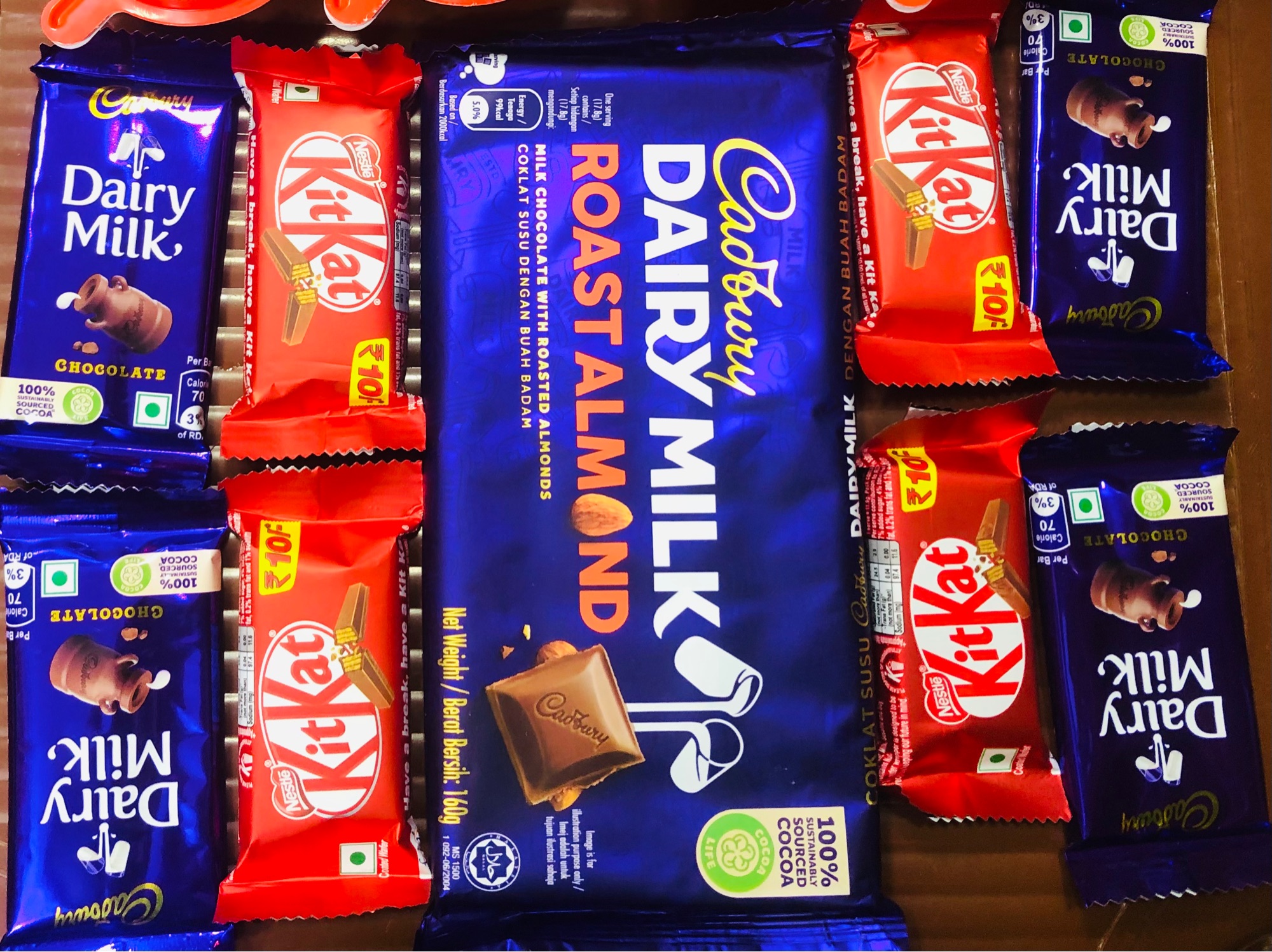 A Gift hamper which contains 1 large Cadbury dairy milk,4 small Kit Kat ...